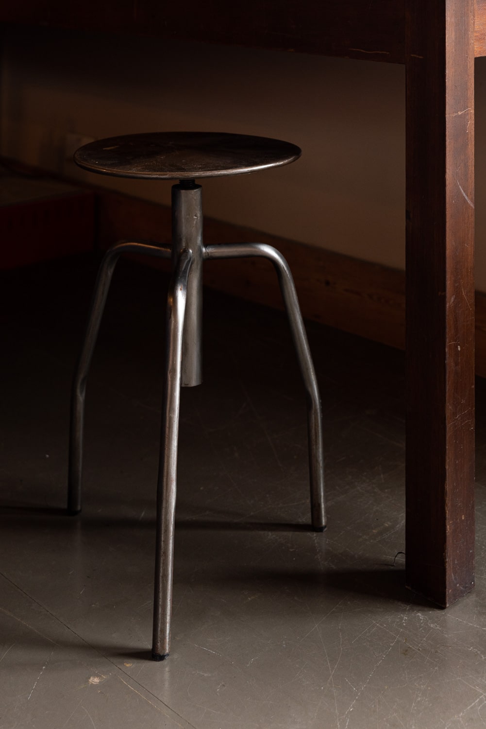 Adjustable metal stools #8417 - Retrouvius