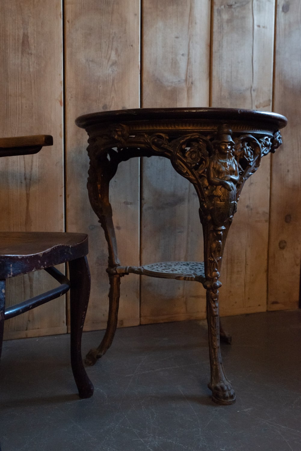 Cast Iron Pub Table #6429 - Retrouvius