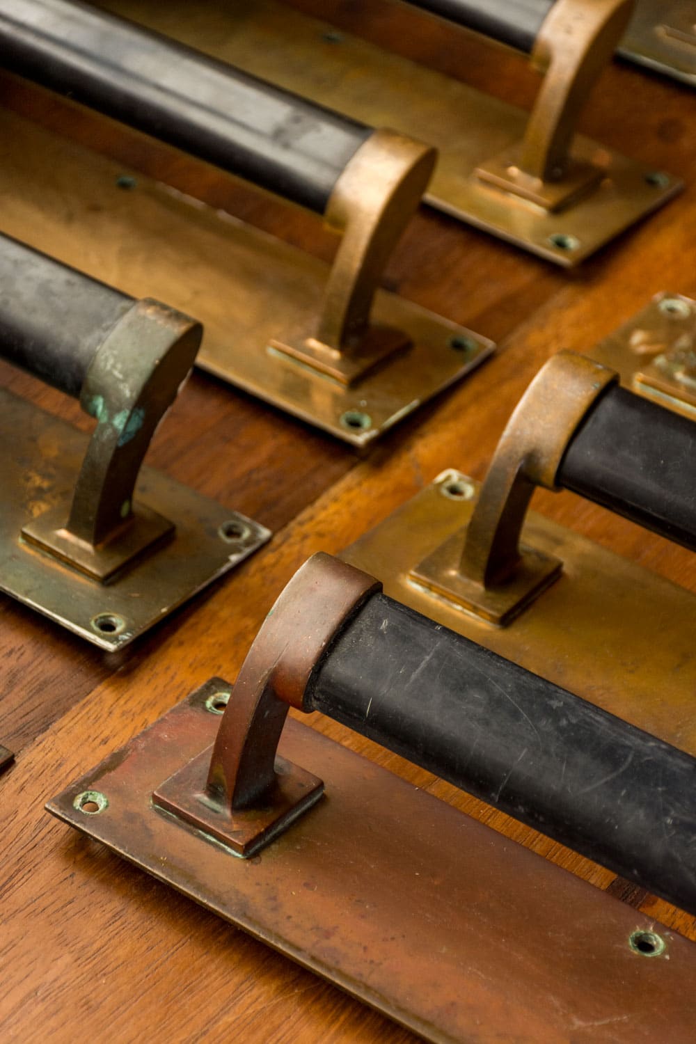 Edwardian Brass Pull Handles #9500 - Retrouvius Edwardian Brass Pull Handles #9500 - Retrouvius