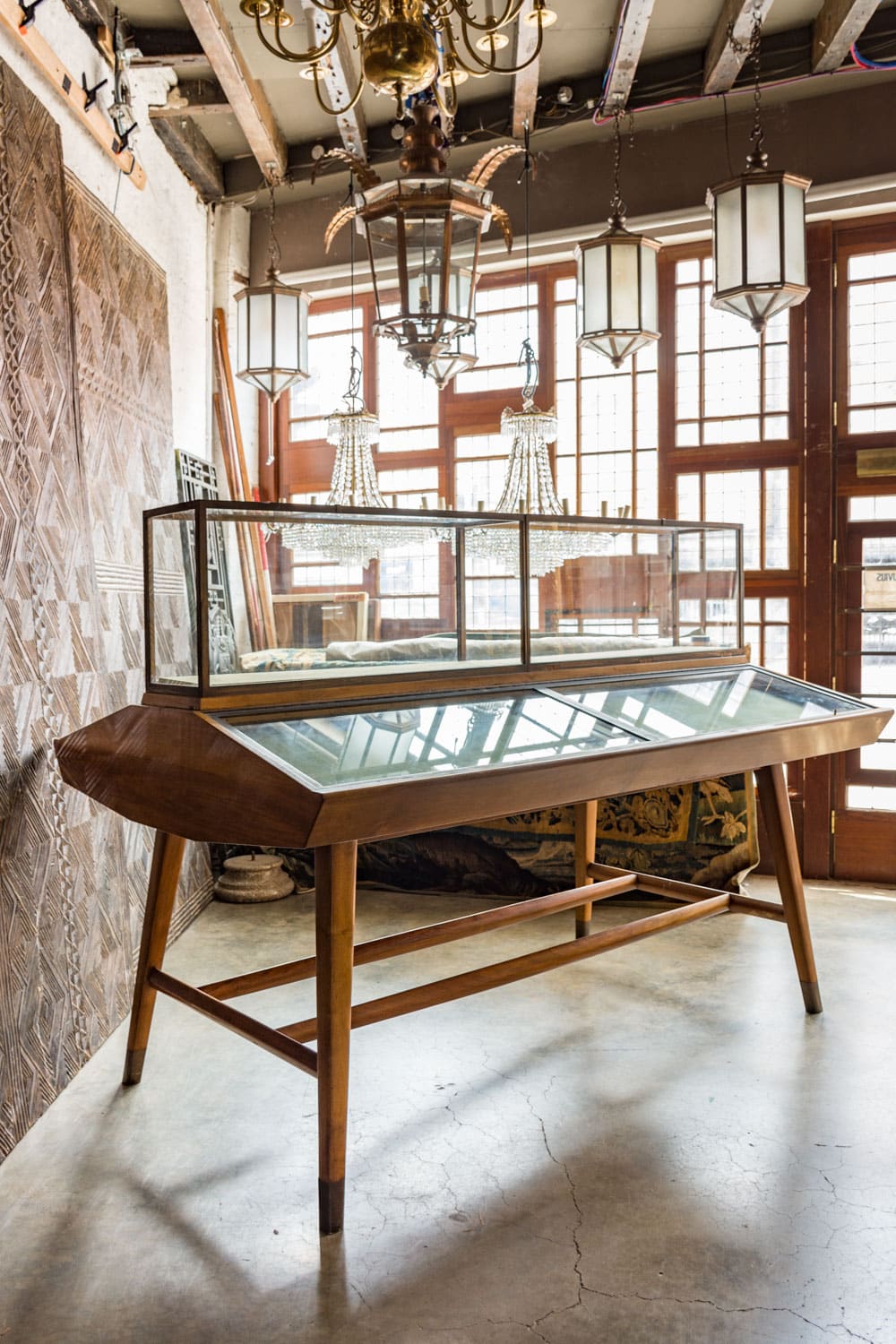 Elegant Museum Display Case #8331 - Retrouvius