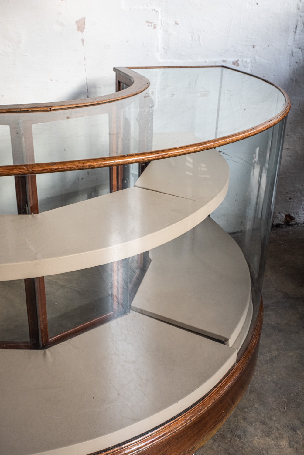 Frederick Sage Display Cabinet #6582 - Retrouvius