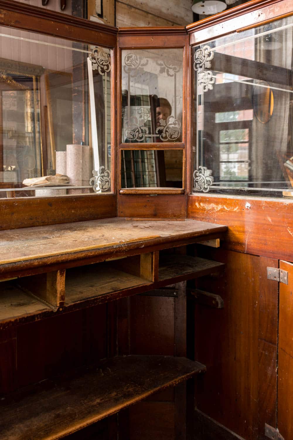 Glazed Cash Booth #9511 - Retrouvius
