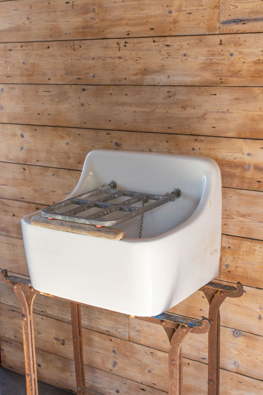 Janitor’s Butler Sink #9282 - Retrouvius