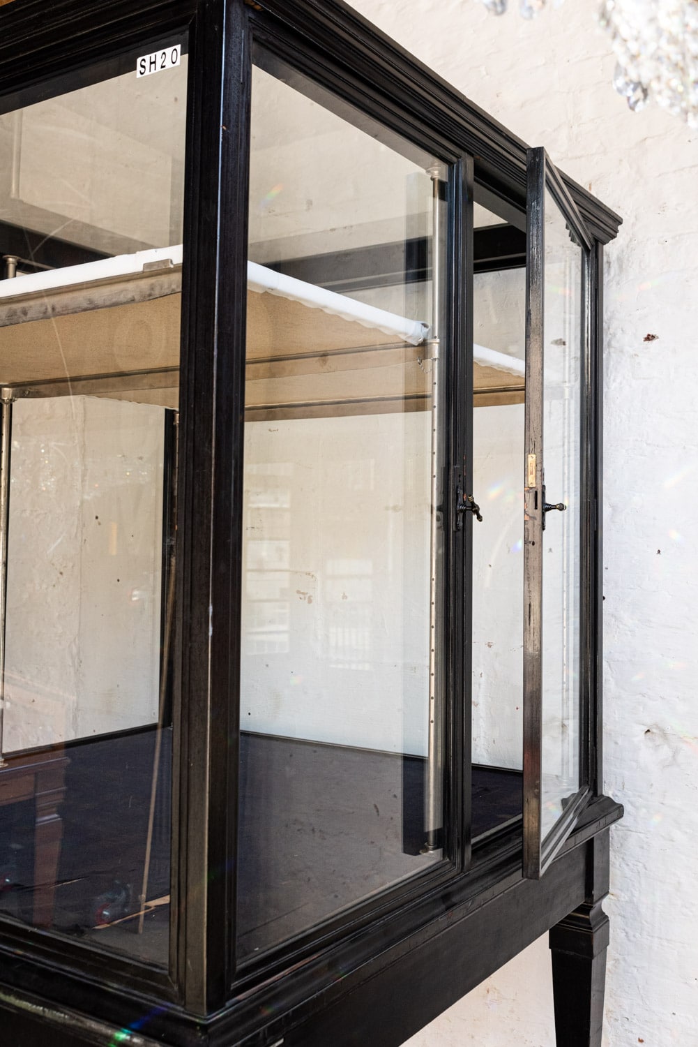 Large Museum Vitrine #7037 - Retrouvius