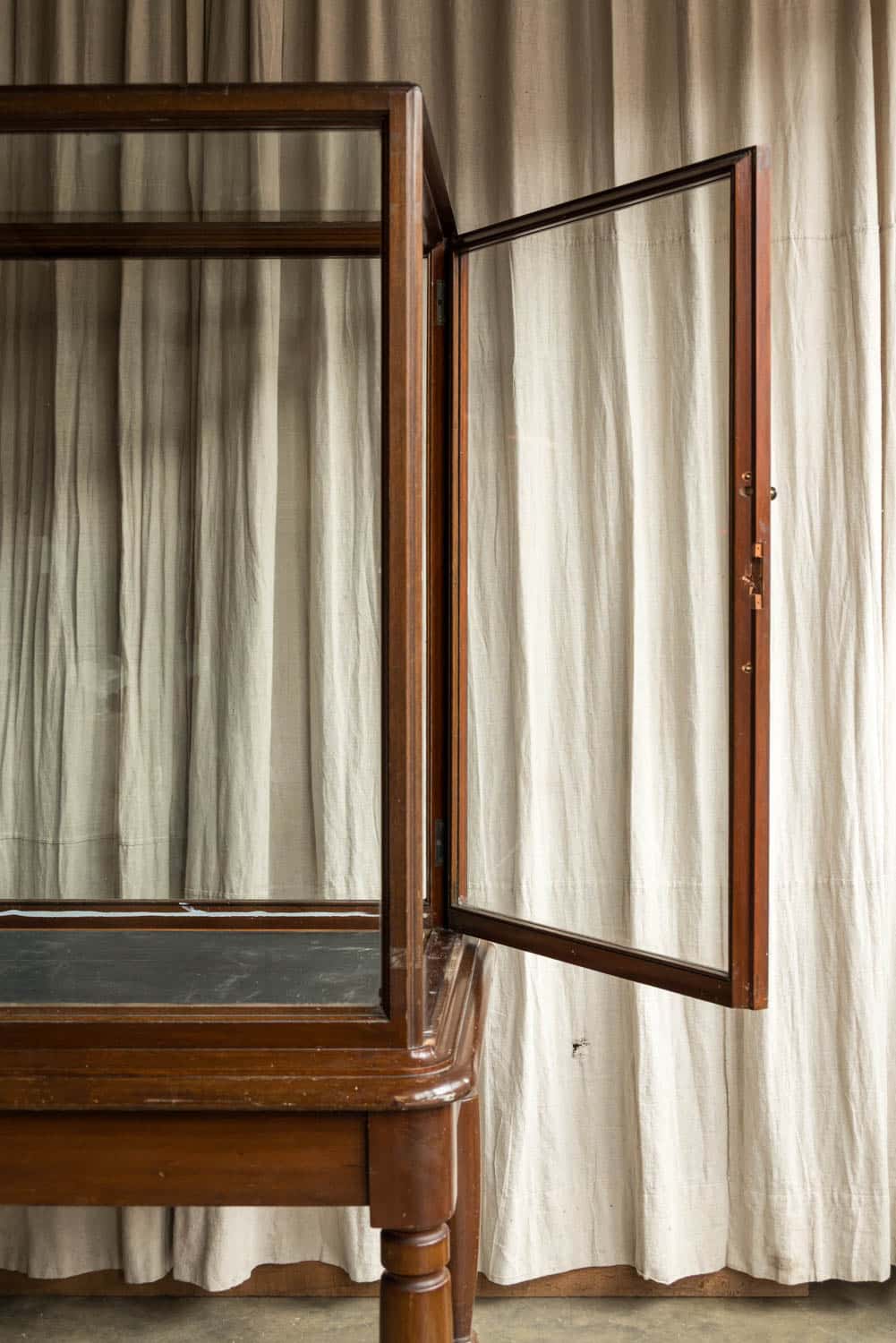 Mahogany Museum Display Case #1000 - Retrouvius