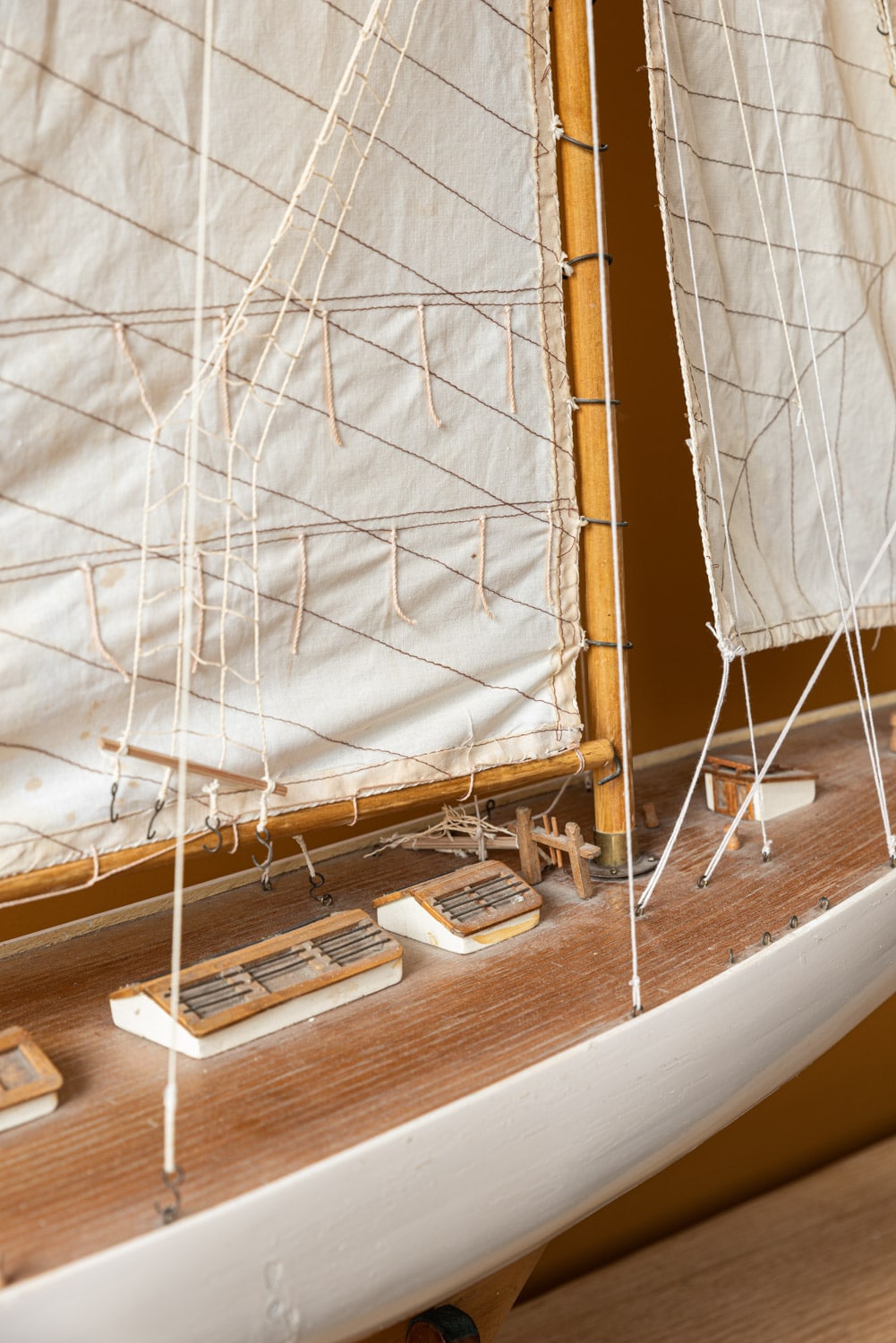 Racing sailboat model #8135 - Retrouvius