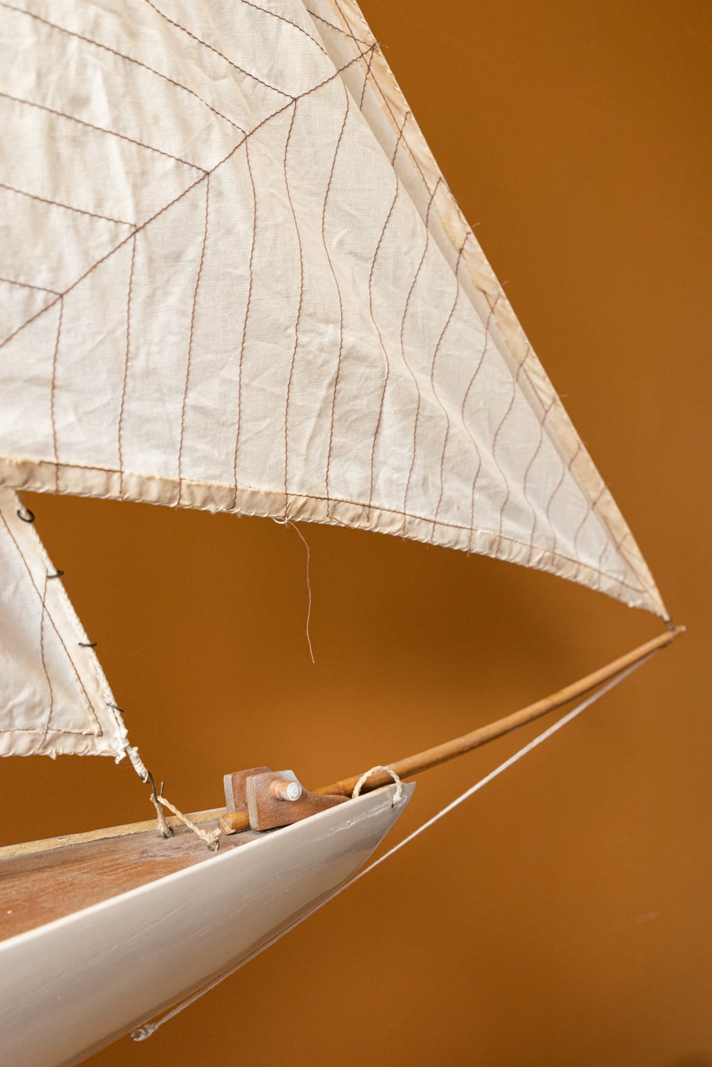 Racing sailboat model #8135 - Retrouvius