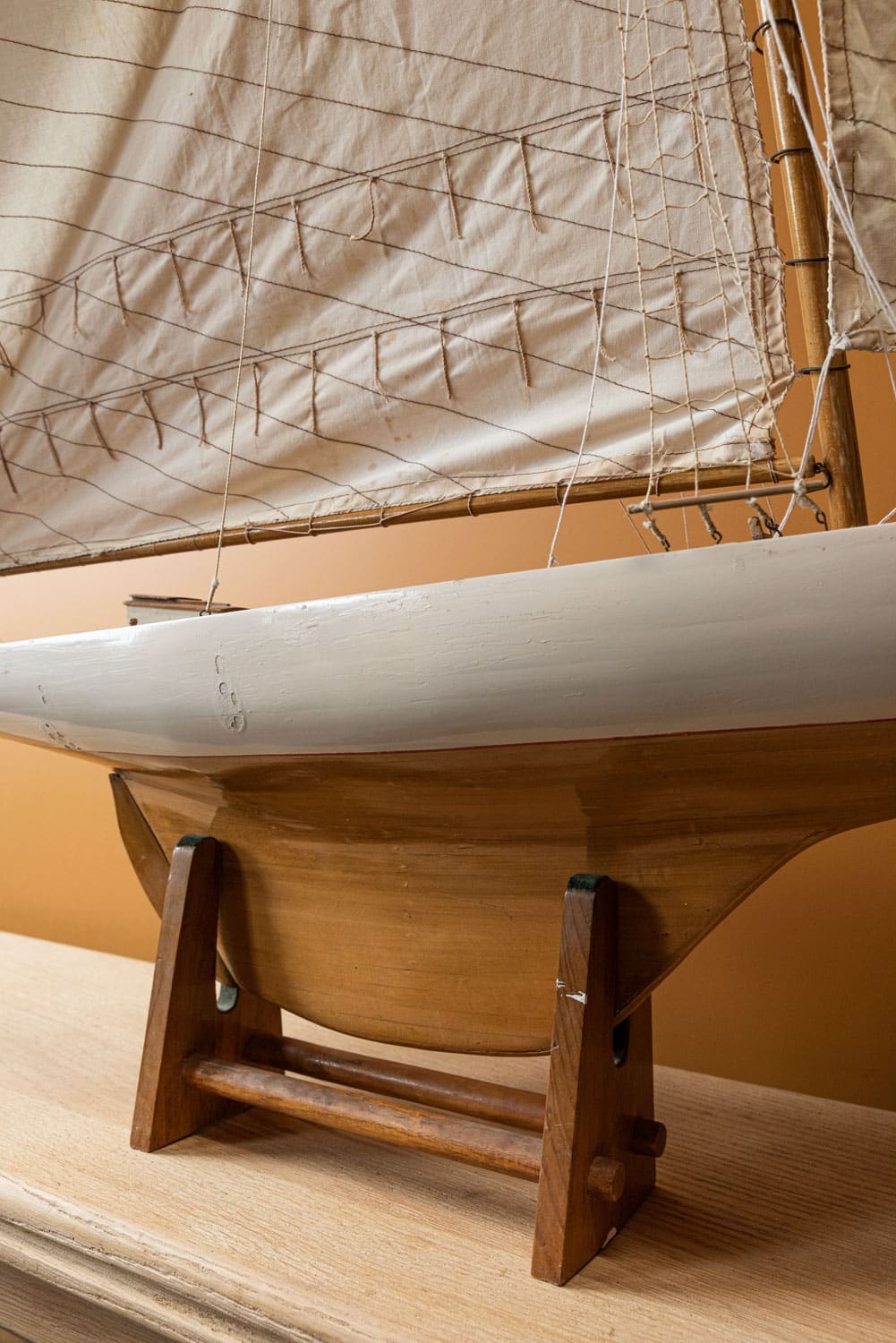Racing sailboat model #8135 - Retrouvius