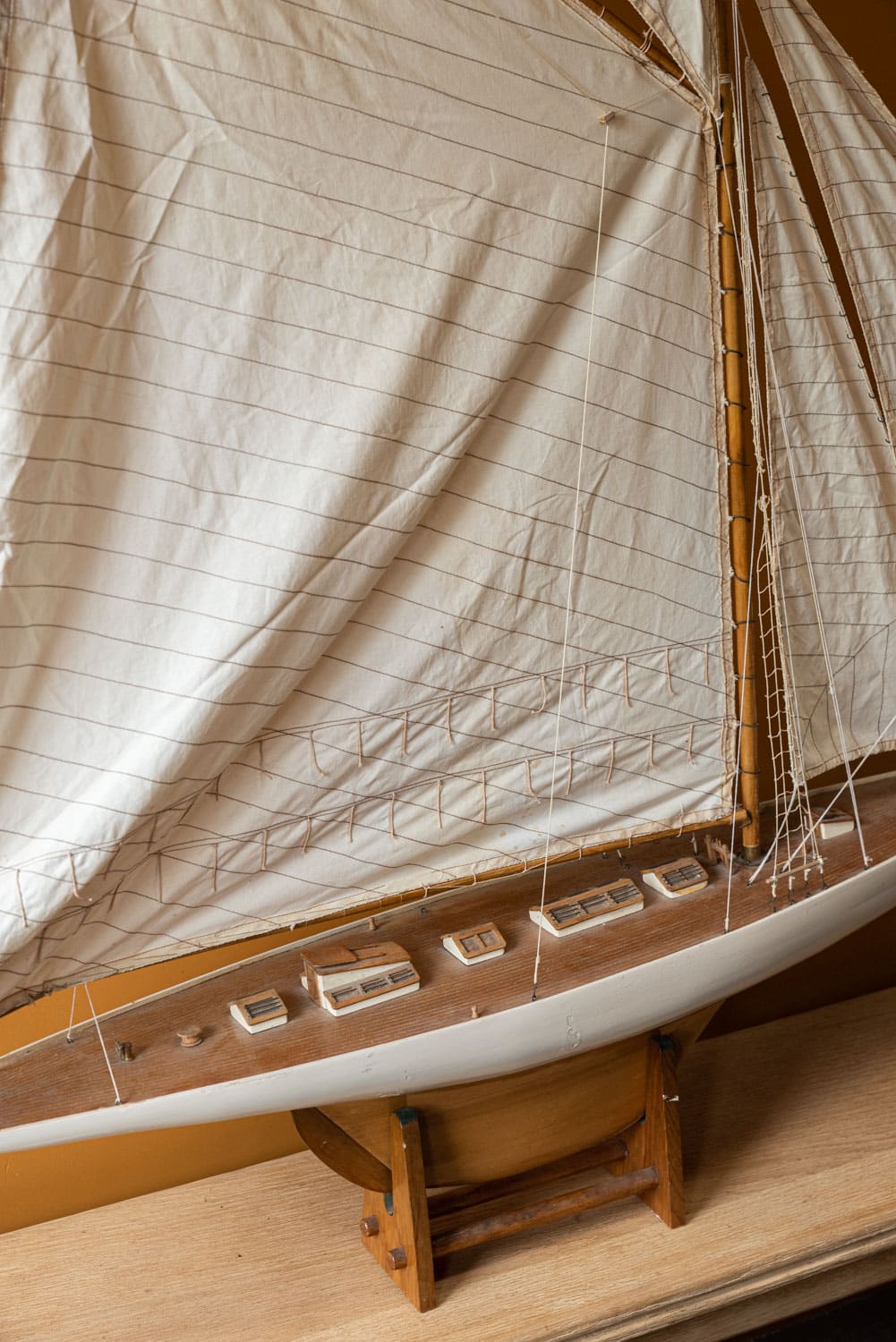 Racing sailboat model #8135 - Retrouvius