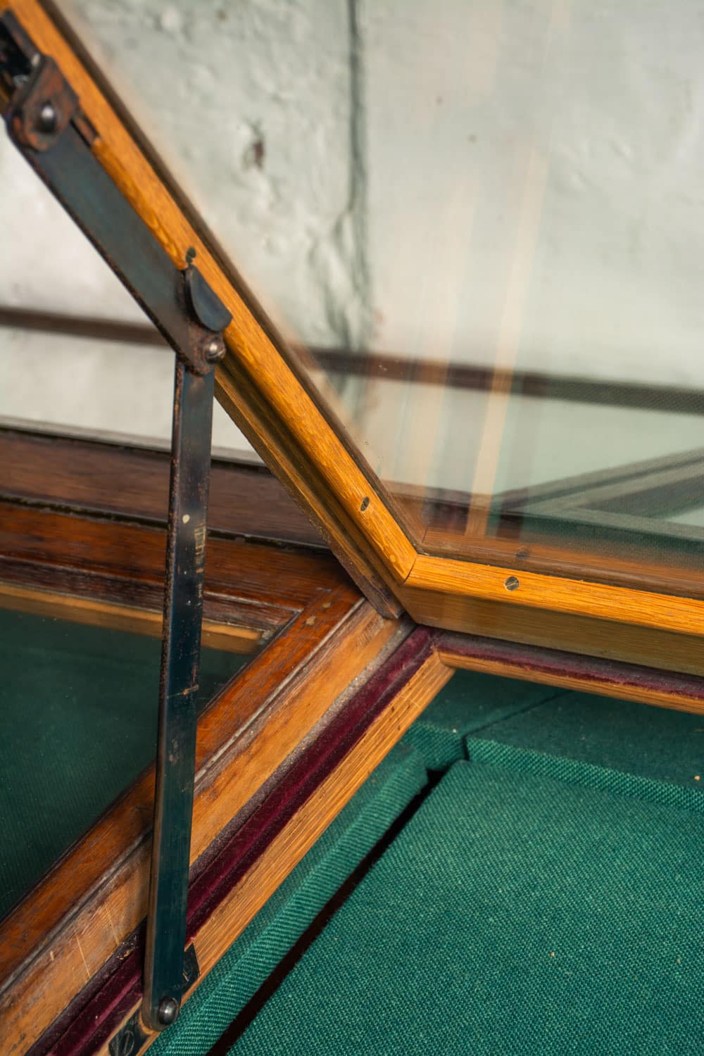 Tabletop Museum Display Case #8797 - Retrouvius