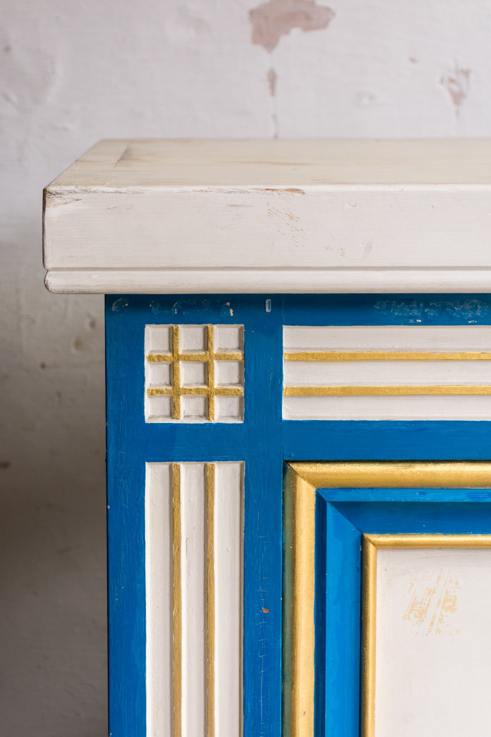 White and Blue Altar #9557 - Retrouvius